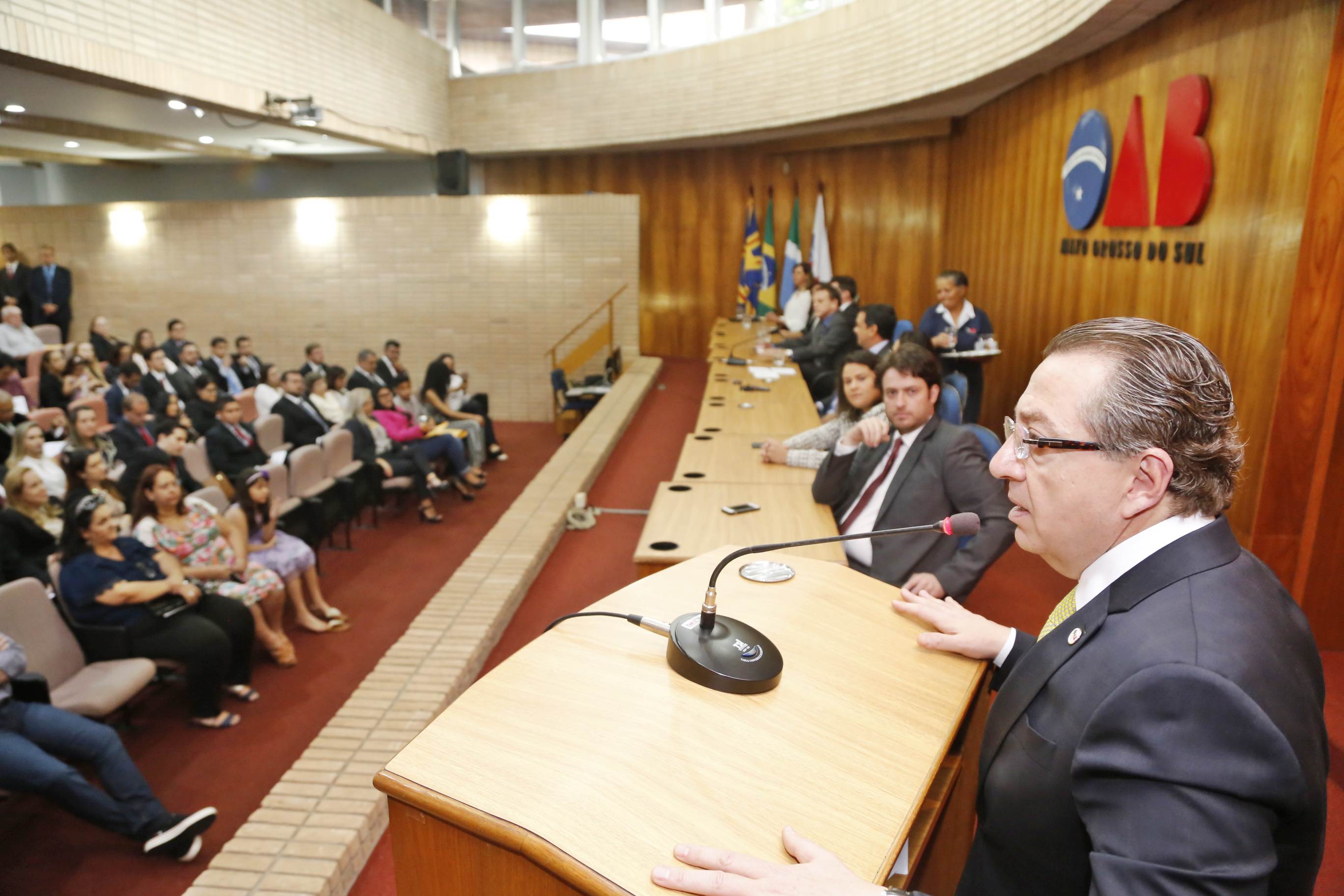 Com auditório lotado, cerca de 60 advogados recebem carteira da OAB/MS ...